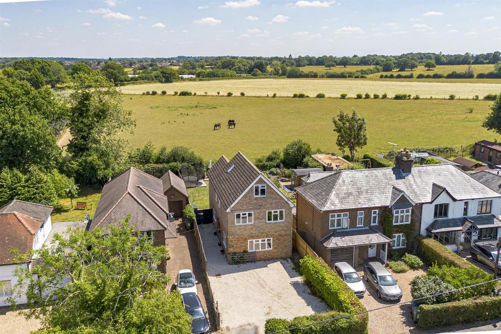 North Road, Widmer End HP15 5 bed detached house - £740,000
