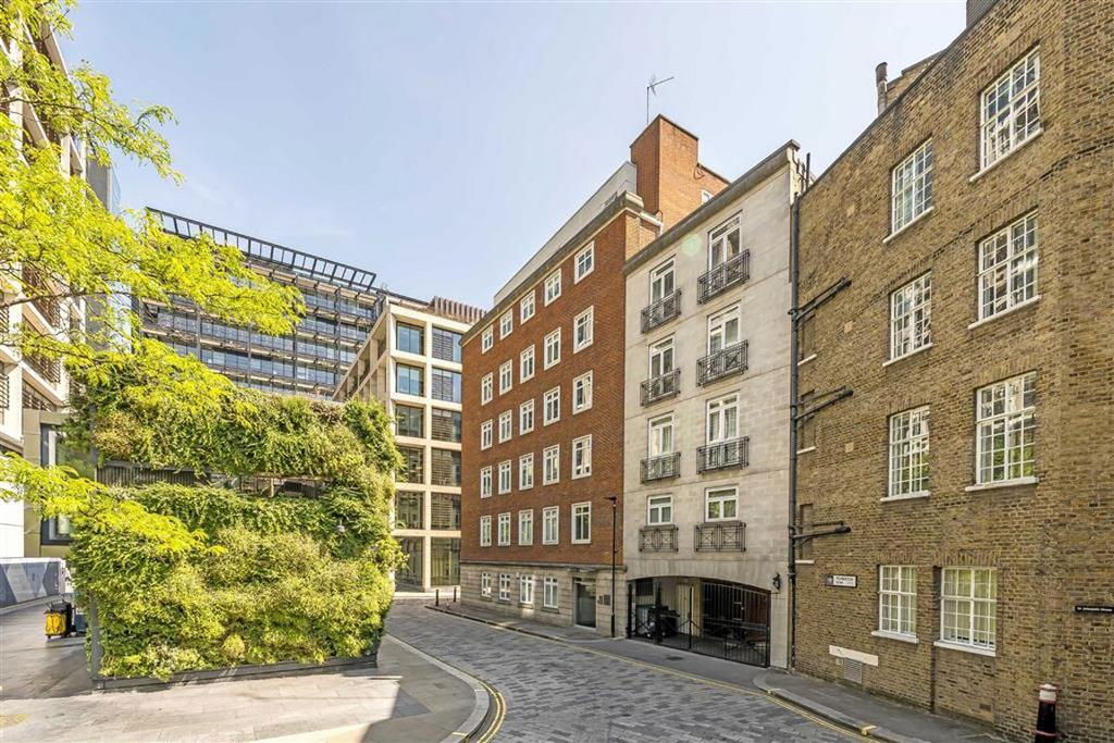 Pemberton Row, London EC4A 1 bed flat - £2,500 pcm (£577 pw)