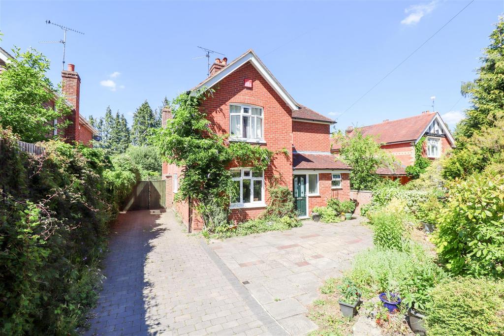 Aldershot Road, Fleet GU51 4 bed detached house - £750,000