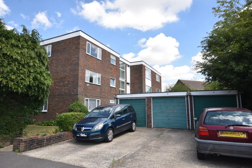 The Crescent, Horley, RH6 2 bed apartment - £210,000