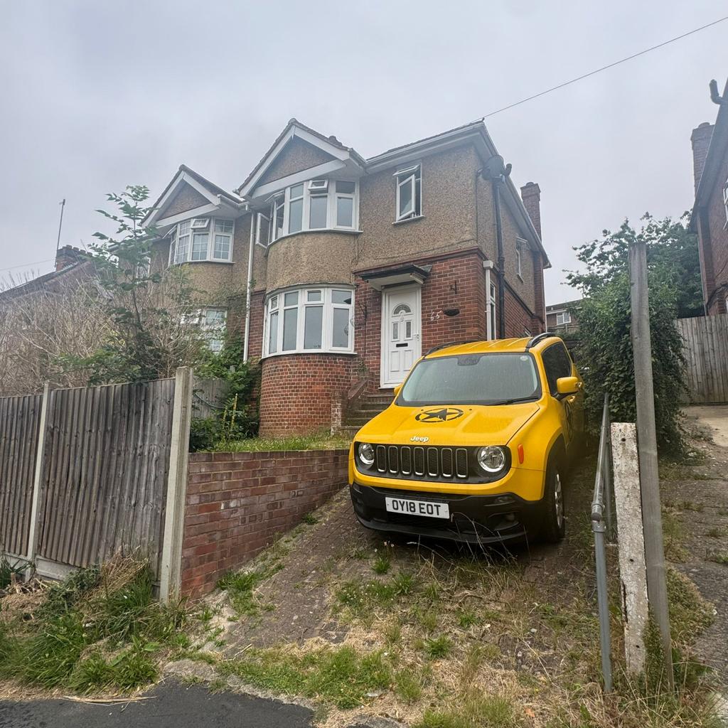 High Wycombe, HP12 3 bed end of terrace house to rent - £1,700 pcm (£ ...