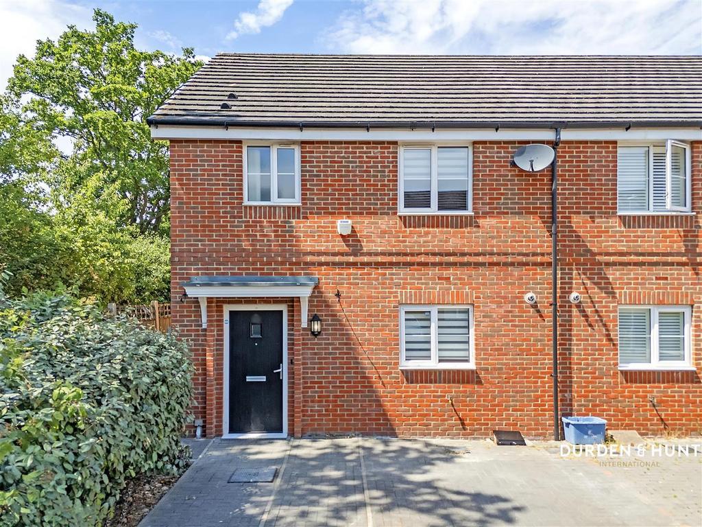 Hawthorn Way, Chigwell, IG7 3 bed semi-detached house to rent - £2,500 ...