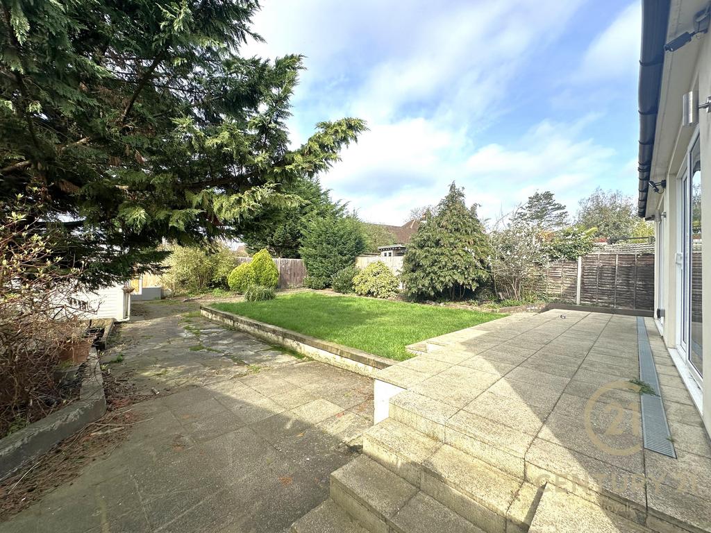 The Warren, WORCESTER PARK KT4 4 bed bungalow - £800,000