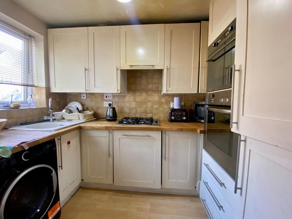 Mitcham CR4 1 bed in a house share to rent - £775 pcm (£179 pw)