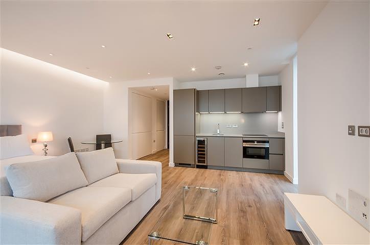 Satin House, Piazza Walk, Aldgate... Studio to rent - £2,800 pcm (£646 pw)
