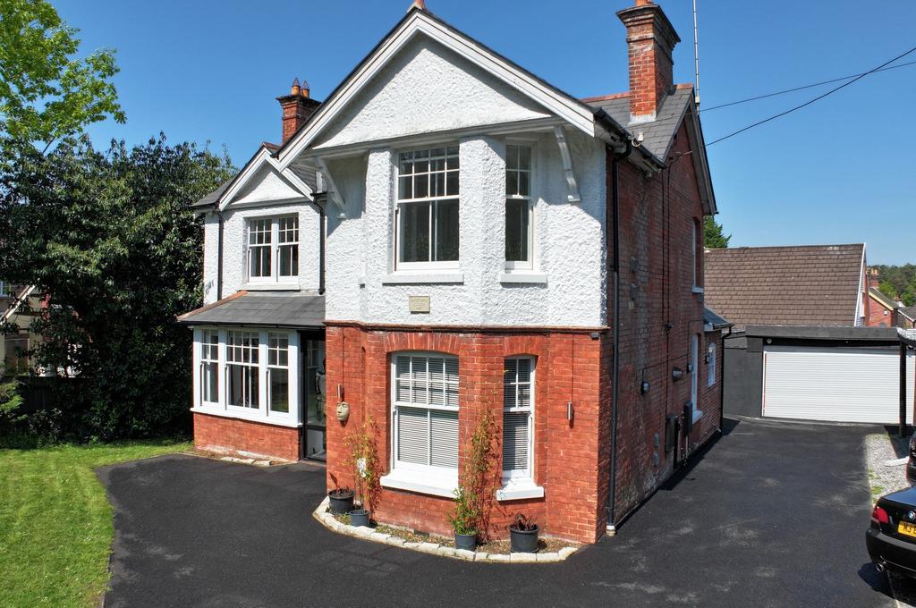 St Ives, BH24 2NY 3 bed detached house - £625,000