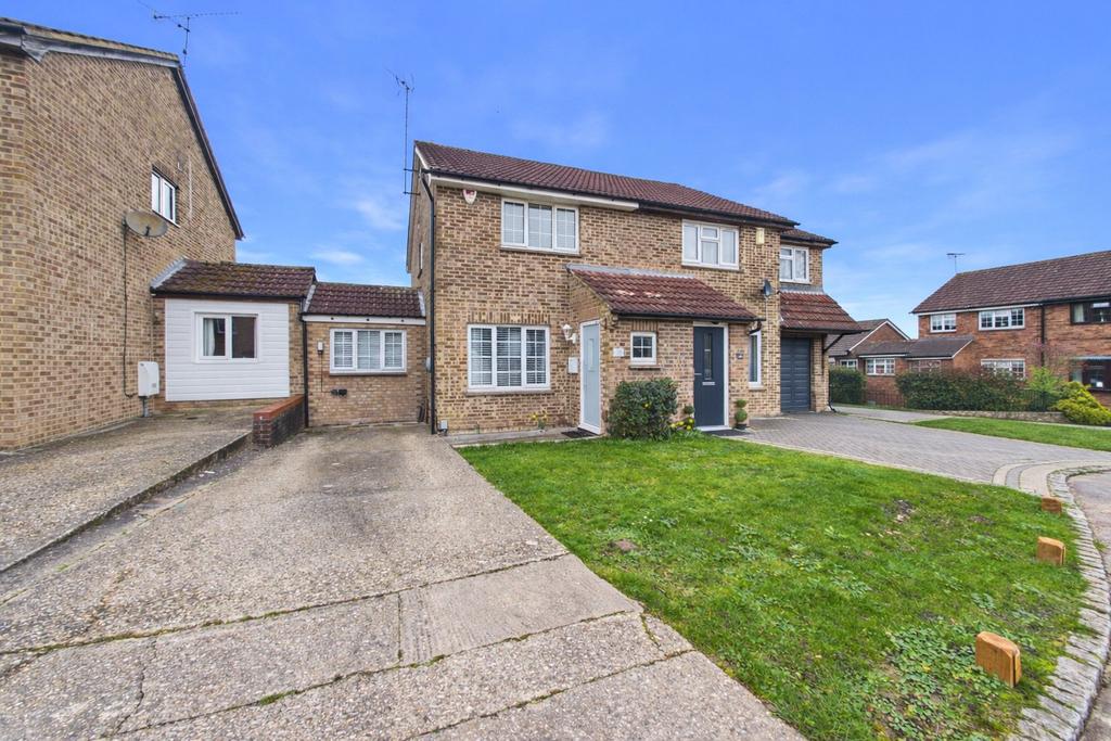 Cornwall Close, Tilehurst, Reading... 3 bed semi-detached house - £375,000