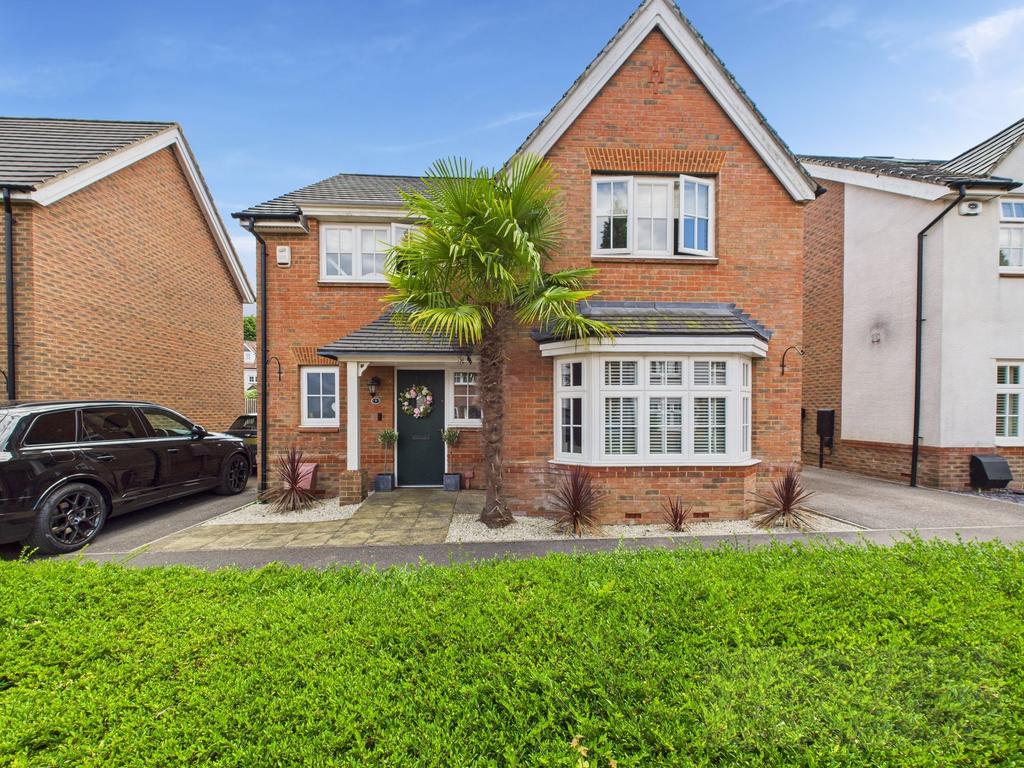 Field Drive, Crawley RH10 4 bed detached house for sale - £650,000