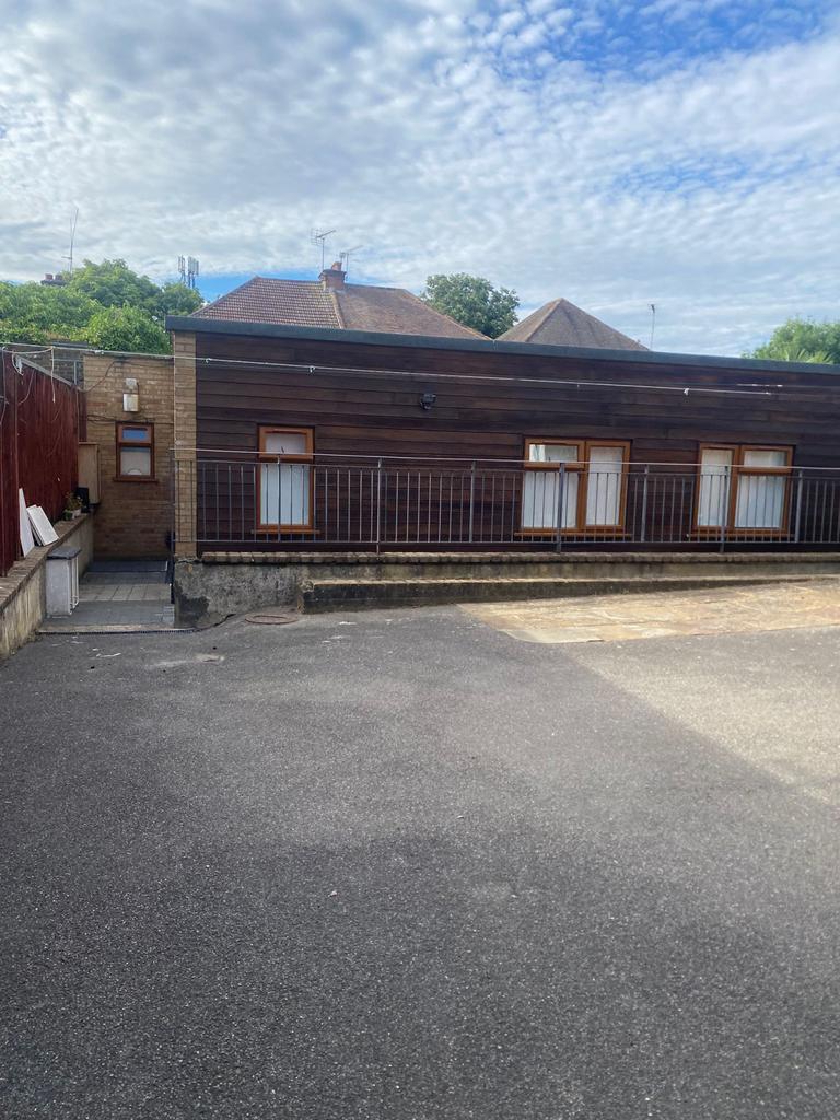 Wembley HA0 2 bed flat - £1,600 pcm (£369 pw)