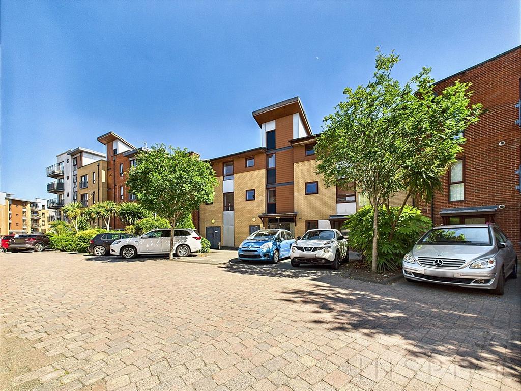 Commonwealth Drive, Crawley RH10 2 bed flat for sale - £200,000