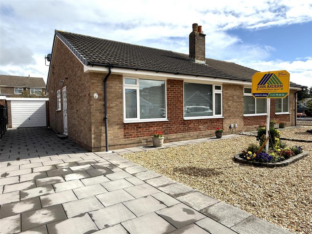 Broadwood Way, Lytham 2 bed semi-detached bungalow for sale - £279,950