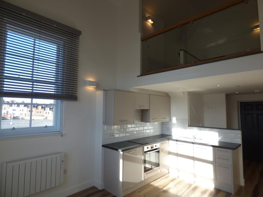 Victoria Road, Swindon SN1 2 bed apartment - £900 pcm (£208 pw)
