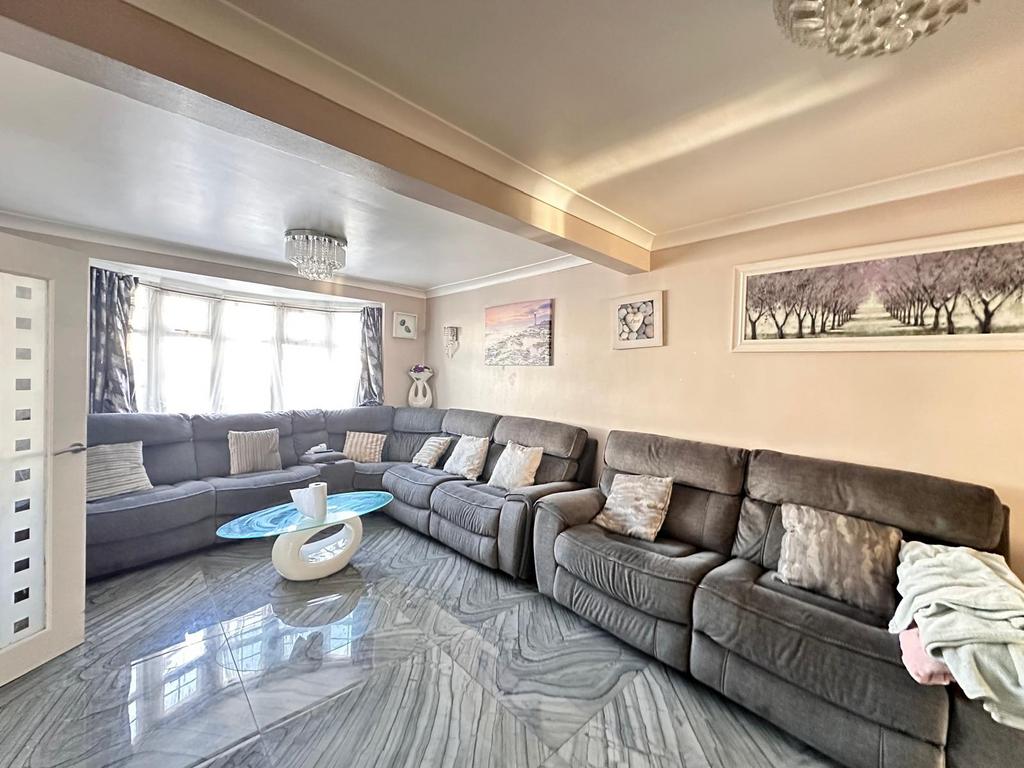 Hayes UB3 3 bed semi-detached house - £2,500 pcm (£577 pw)