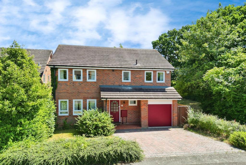 Beaconsfield Way, Reading RG6 5 bed detached house - £750,000