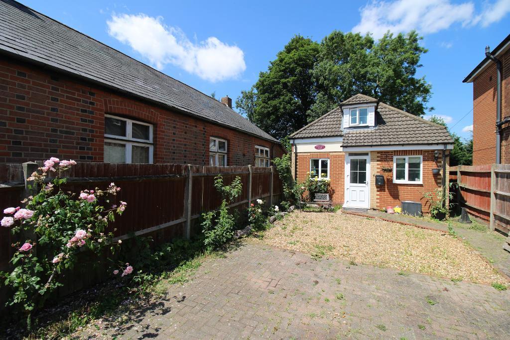 Lothair Road, Stopsley, Luton... 2 bed detached bungalow for sale - £ ...
