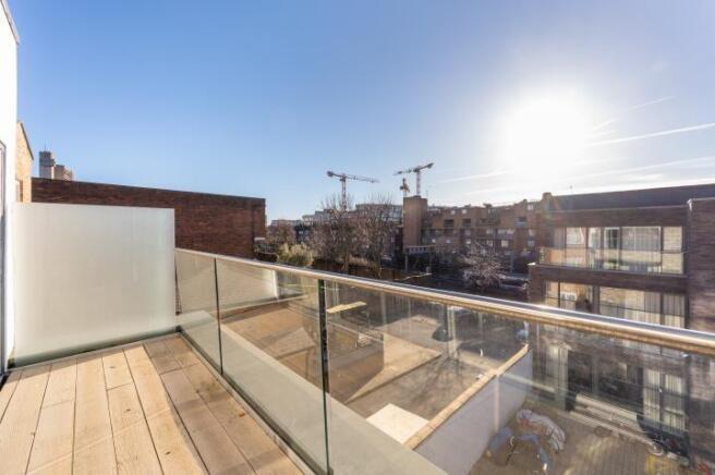 Southern Row, London W10 3 bed flat - £3,900 pcm (£900 pw)