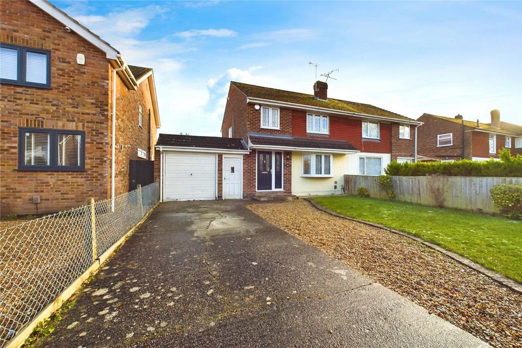 Cotswold Way, Tilehurst, Reading... 3 bed semi-detached house - £1,850 ...