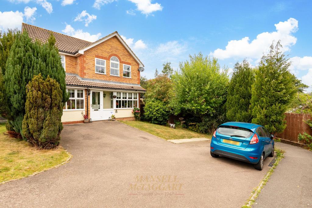 Gabriel Road, Crawley RH10 4 bed detached house - £535,000
