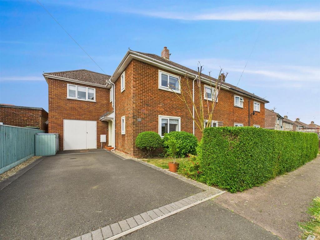 Oaklands, Chippenham SN15 4 bed semi-detached house - £385,000