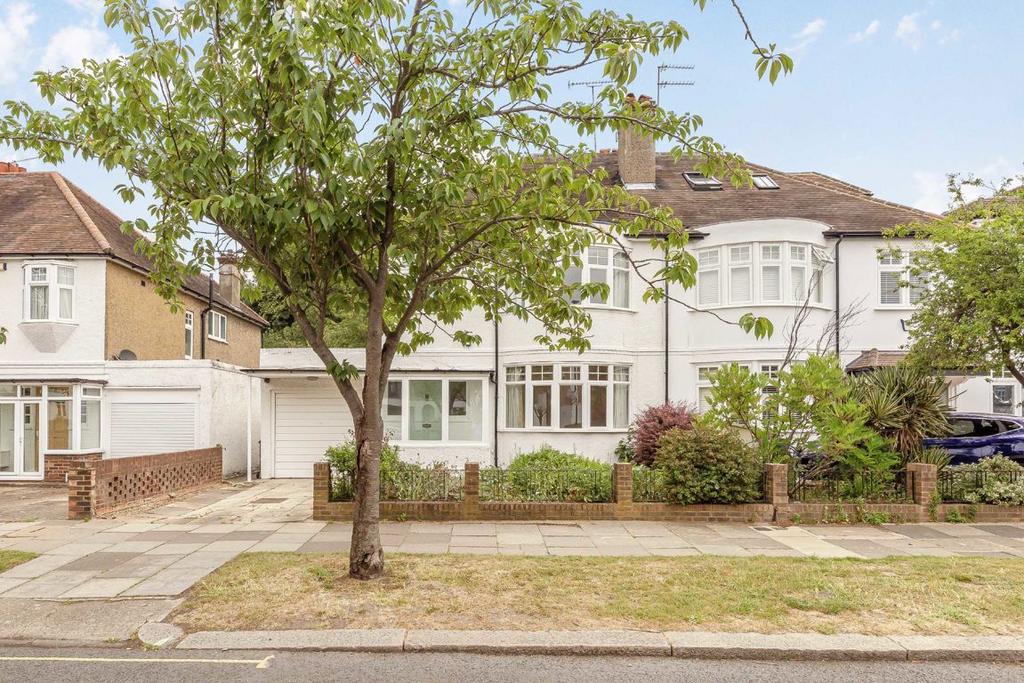Staveley Road, London W4 4 bed house to rent - £5,460 pcm (£1,260 pw)