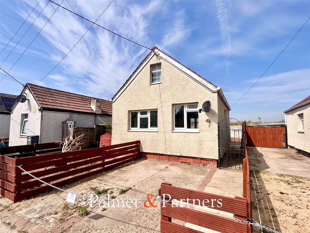 Sea Way, Jaywick, Clacton-on-Sea... 2 bed bungalow for sale - £55,000