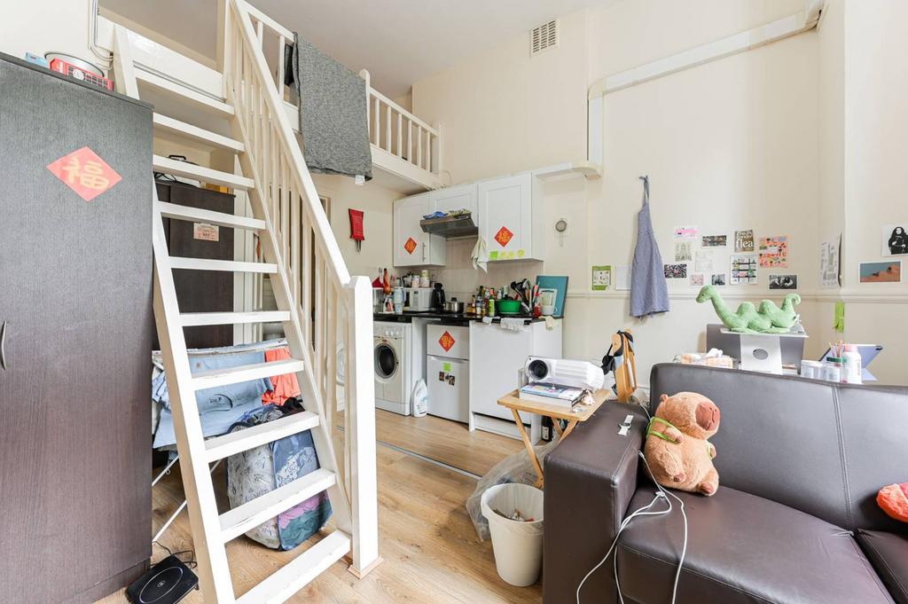 CROMWELL ROAD, Kensington, London, SW5 Studio - £1,799 pcm (£415 pw)