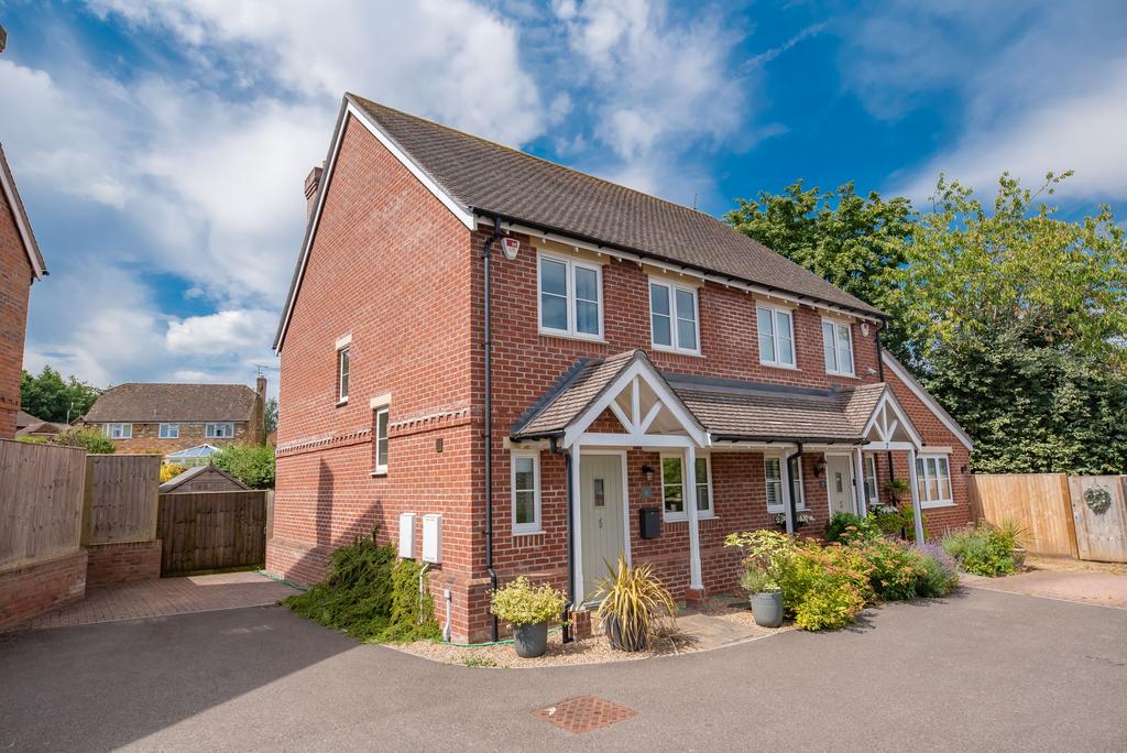 Yateley GU46 2 bed semi-detached house for sale - £375,000