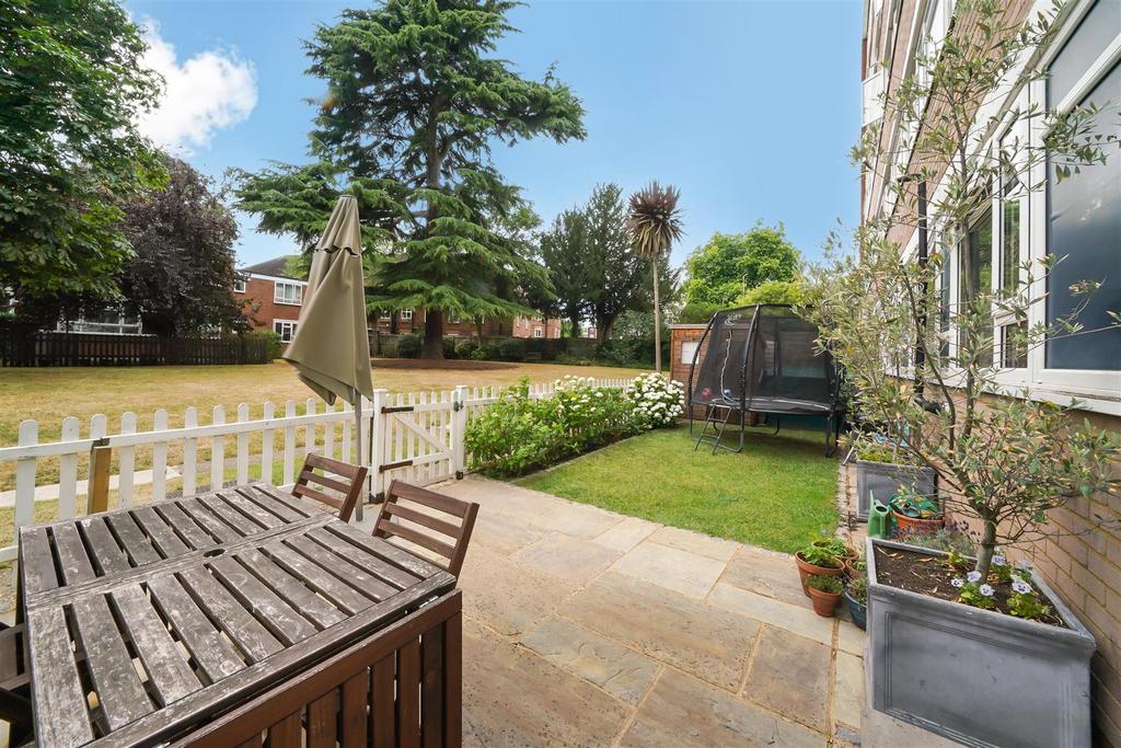 Portinscale Road, Putney, London 2 bed flat - £500,000