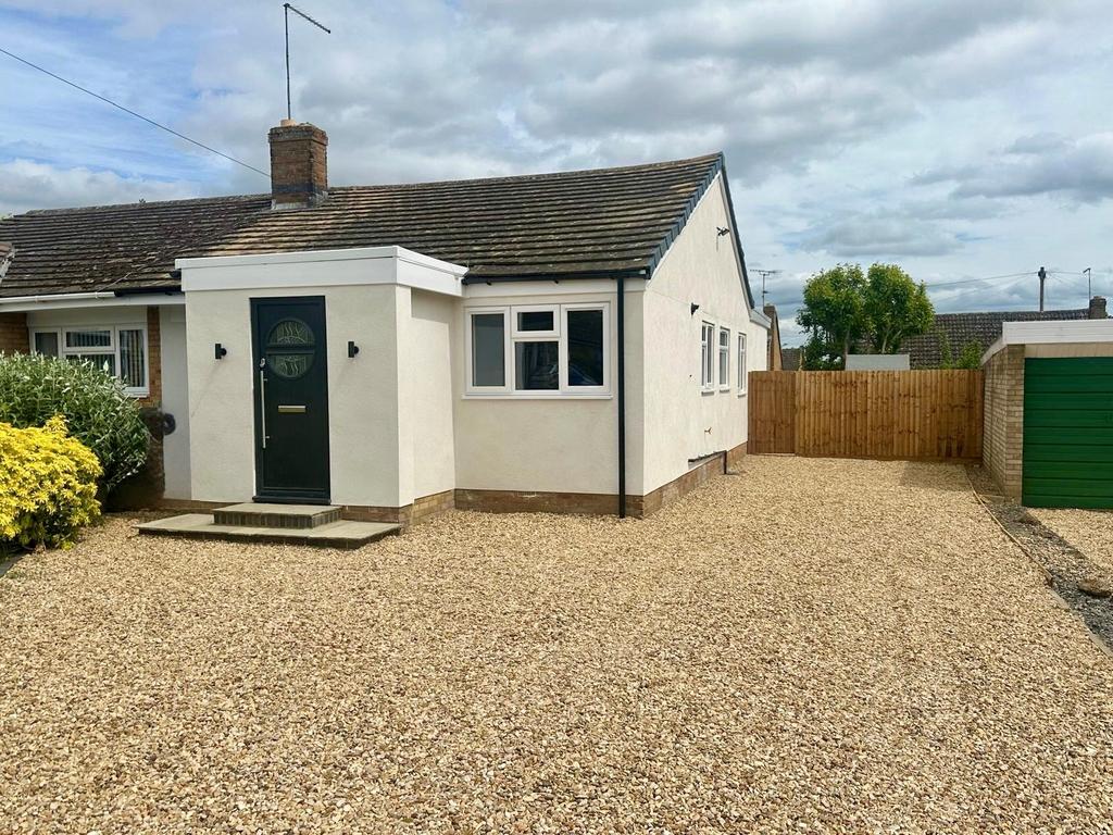 Manor Close, Harpole, NN7 4BX 3 bed bungalow for sale - £325,000