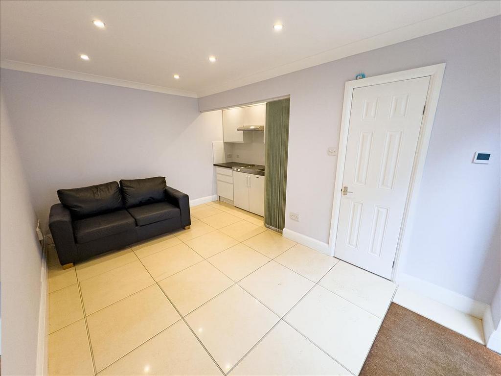 Grove Road, London, NW2 Studio to rent - £1,196 pcm (£276 pw)