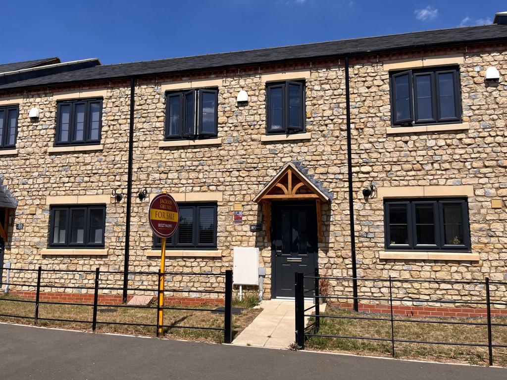 High Street, Flore, NN7 4LW 3 bed terraced house - £270,000