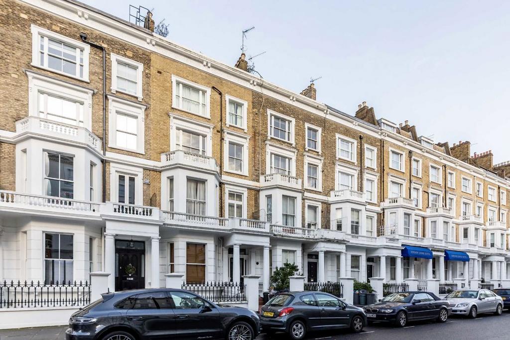 Lexham Gardens, London W8 2 bed flat - £3,497 pcm (£807 pw)