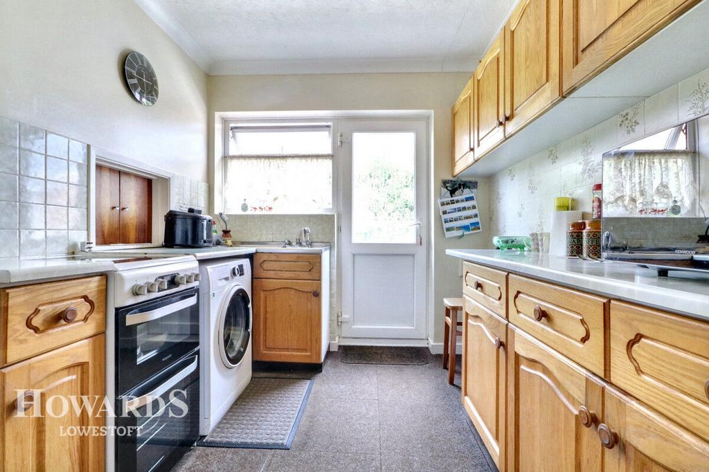 Orford Drive, Lowestoft 3 bed detached bungalow for sale - £250,000