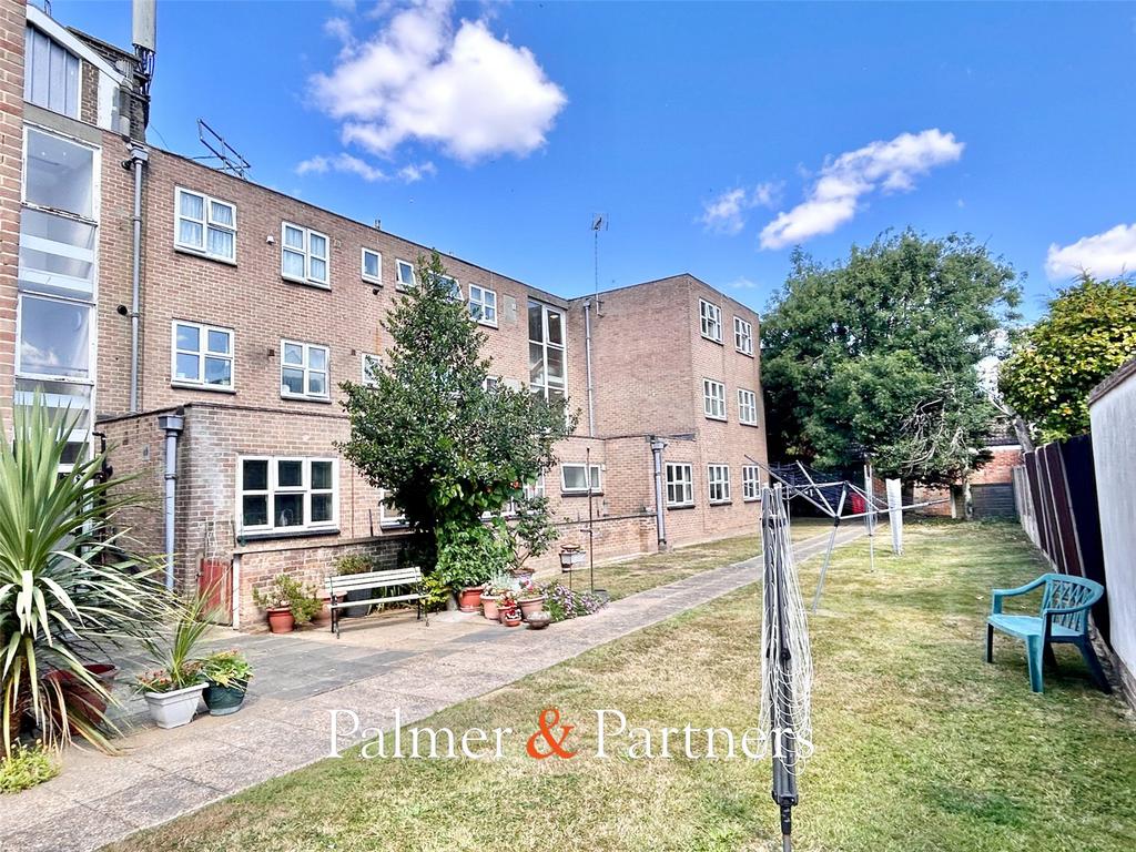 Harold Road, Clacton-on-Sea, Essex, CO15 2 bed apartment - £140,000