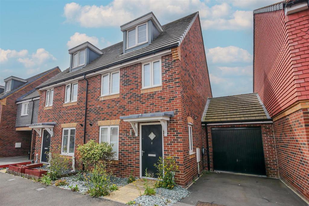 Clover Fields, Didcot OX11 3 bed semi-detached house - £380,000