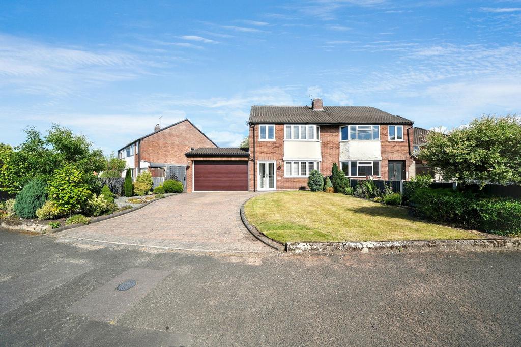 Poplar Crescent, Stourbridge DY8 3 bed semi-detached house - £395,000