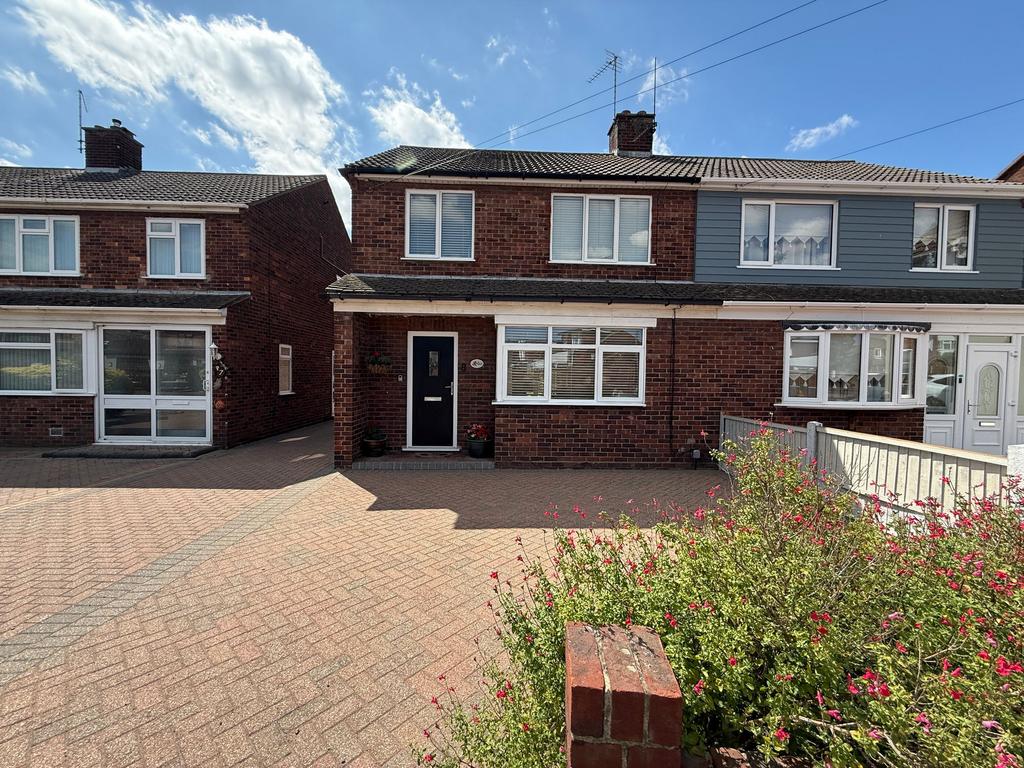 The Sorrells, Stanford-Le-Hope, SS17 3 bed semi-detached house - £400,000