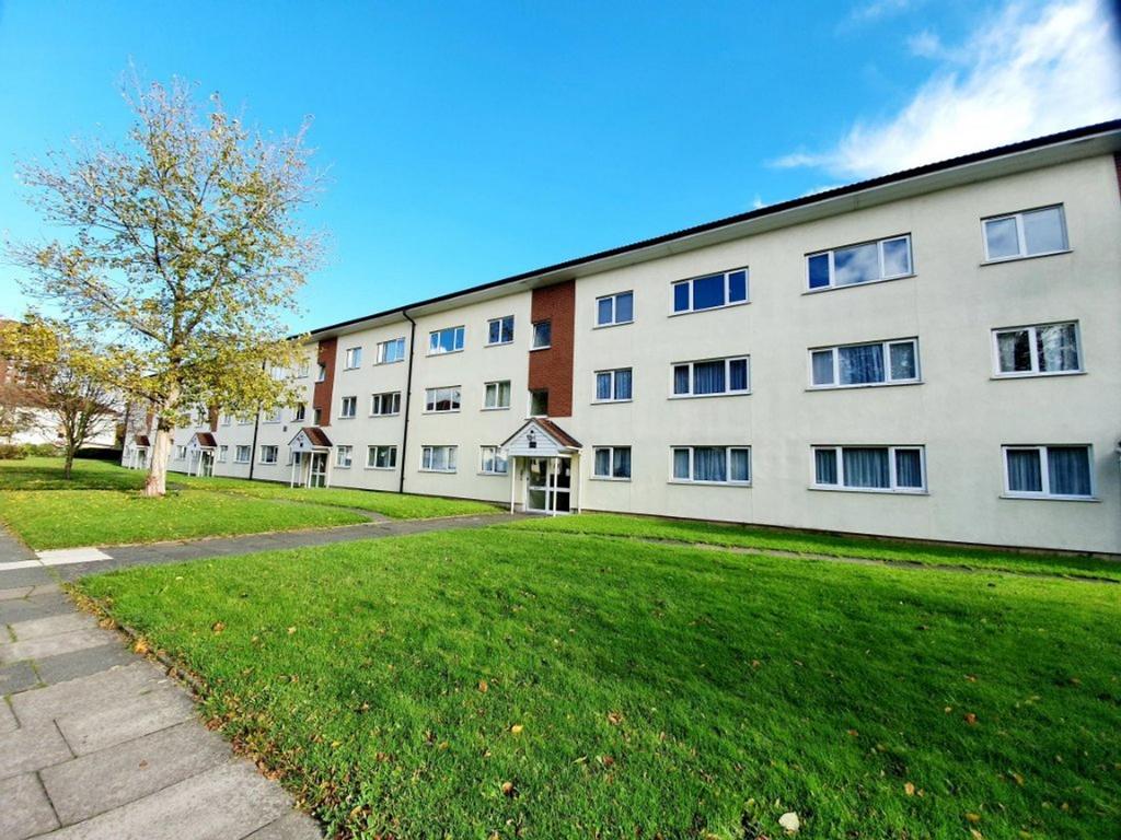 Byron Way, Northolt, UB5 2 bed flat - £1,550 pcm (£358 pw)