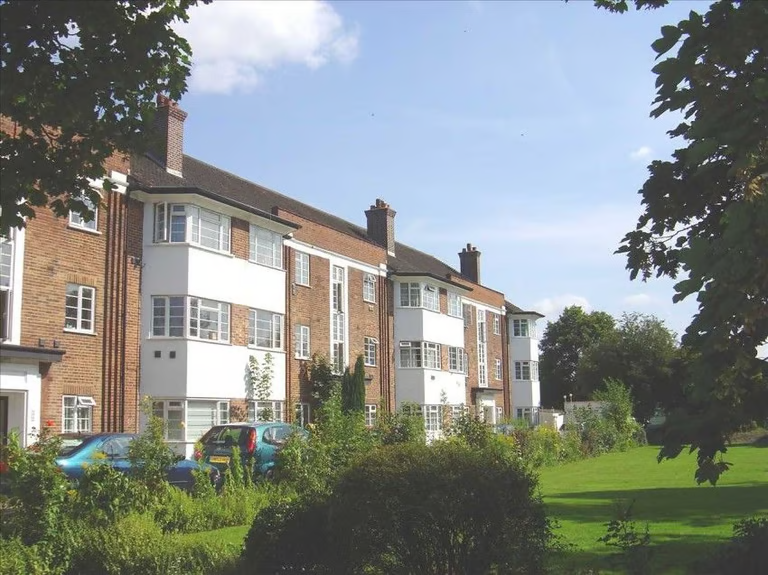 Great West Road, Hounslow TW5 3 bed flat - £2,400 pcm (£554 pw)