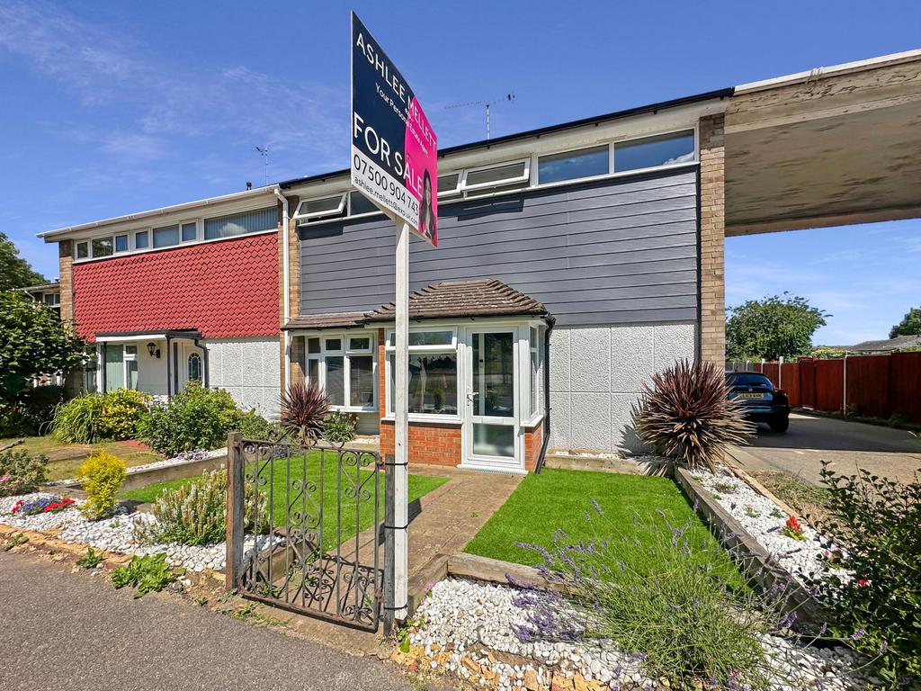 Falstones, Basildon SS15 2 bed end of terrace house - £290,000