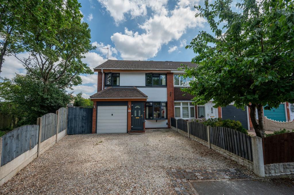 Long Mynd, Halesowen B63 3 bed semi-detached house for sale - £300,000
