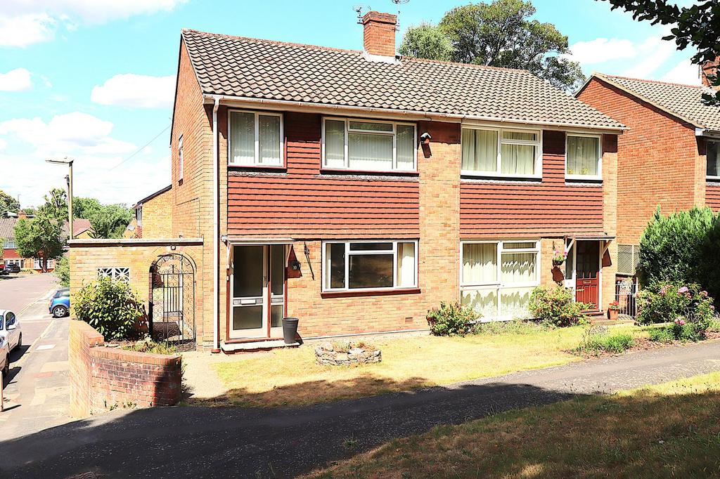 Monks Close, Farnborough GU14 3 bed semi-detached house - £375,000