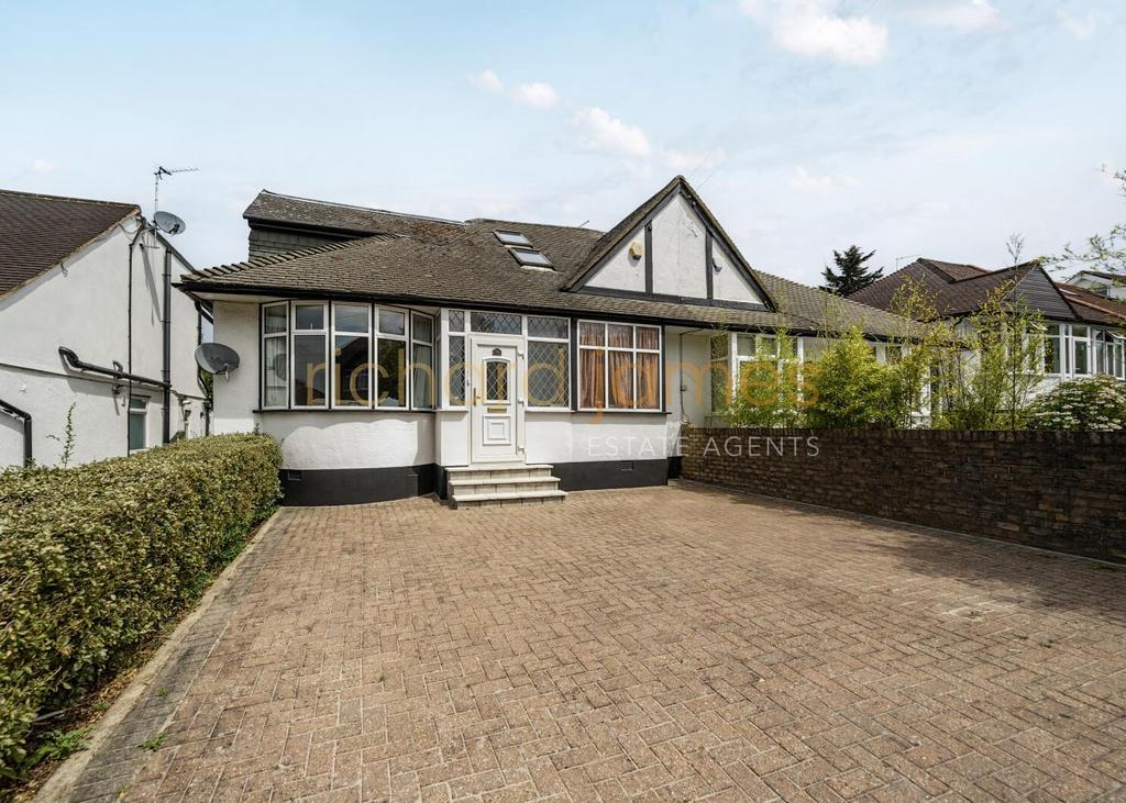 Longfield Avenue, Mill Hill, NW7 3 bed bungalow - £760,000