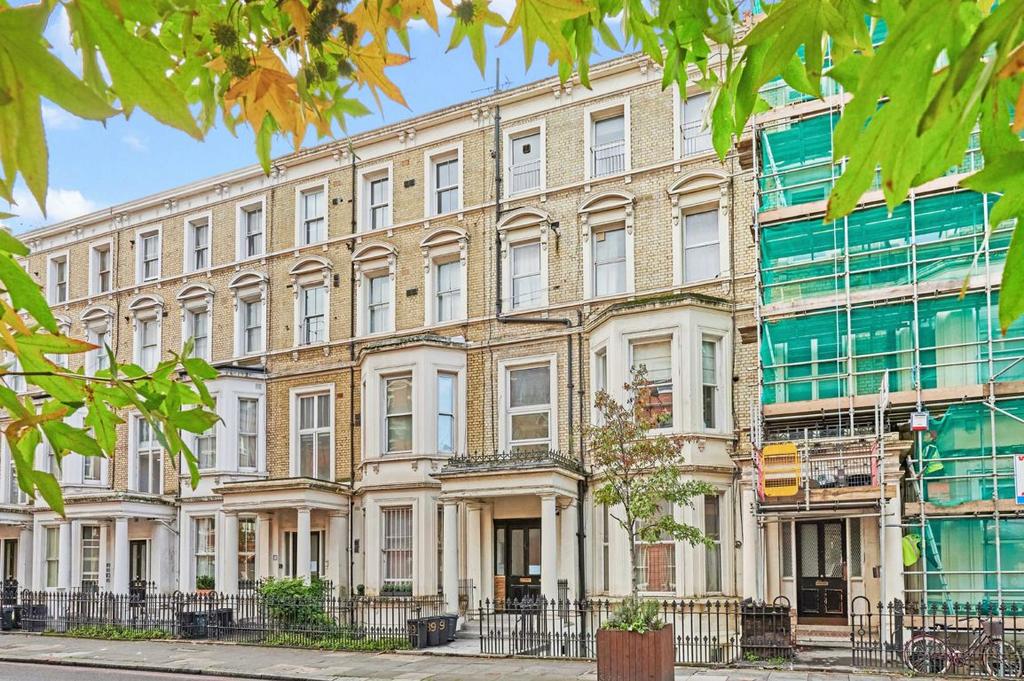 Warwick Road, London SW5 Studio - £1,746 pcm (£403 pw)