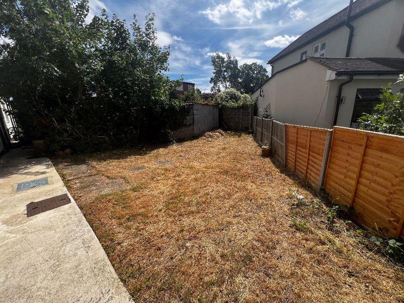 Abercorn Road, London NW7 2 bed property for sale - £375,000