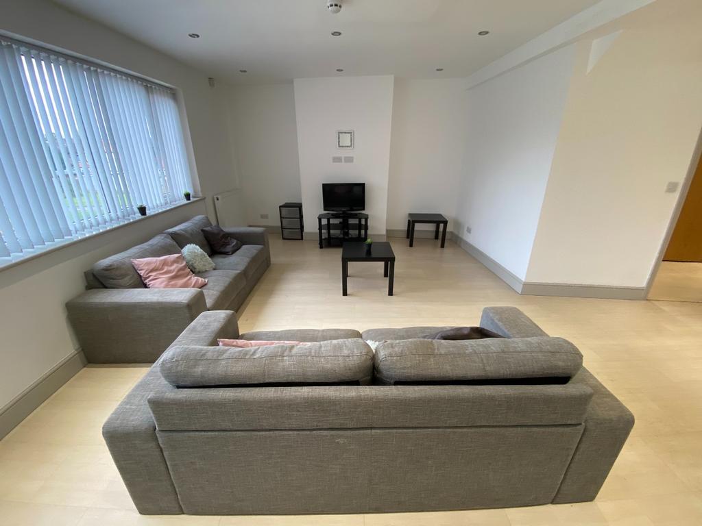 Coventry CV3 4 bed flat to rent - £1,300 pcm (£300 pw)