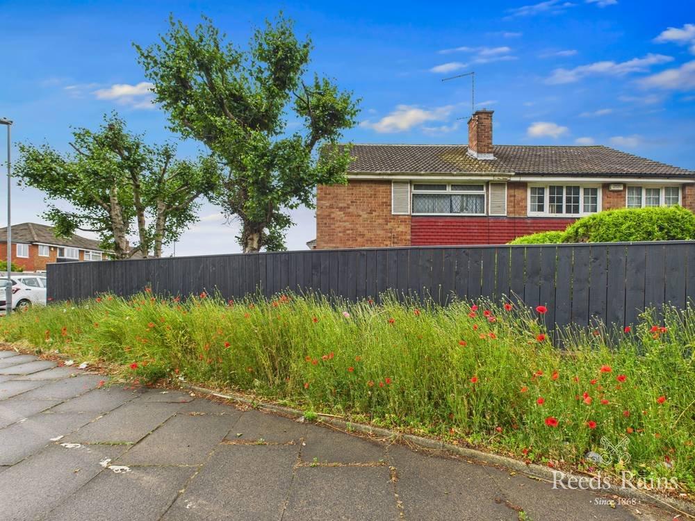 Staindrop Drive, North Yorkshire TS5 3 bed semi-detached house - £240,000