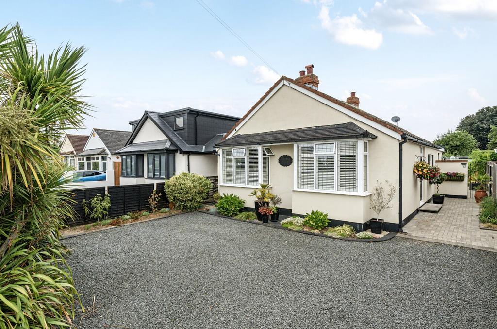 Royston Way, Slough, Berkshire 4 bed bungalow for sale - £675,000