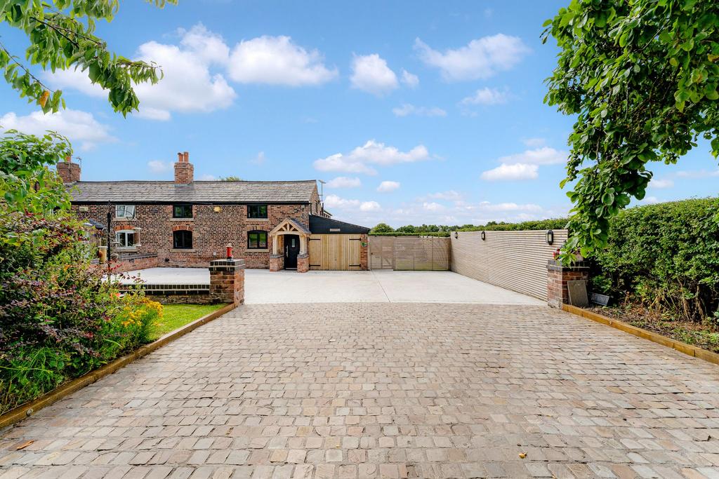 Hatton Lane, Hatton, WA4 3 bed semi-detached house - £650,000