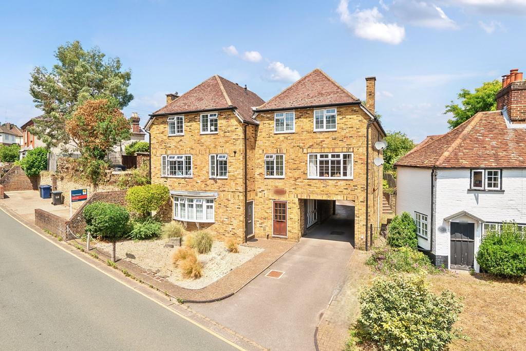 Manor Court, Godalming GU7 2 bed flat for sale - £280,000
